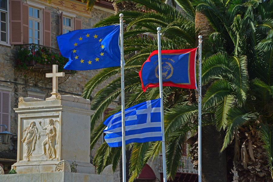 Μεσίστιες κυματίζουν οι σημαίες στο Ναύπλιο - Η πόλη πενθεί για τον ...