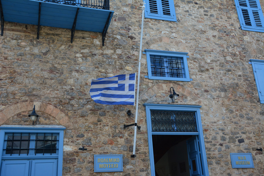 Μεσίστιες κυματίζουν οι σημαίες στο Ναύπλιο - Η πόλη πενθεί για τον ...