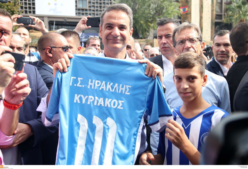Στα περίπτερα της ΔΕΘ ο Κυριάκος Μητσοτάκης (εικόνες) - 15minutes