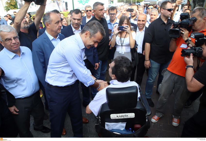 Στα περίπτερα της ΔΕΘ ο Κυριάκος Μητσοτάκης (εικόνες) - 15minutes