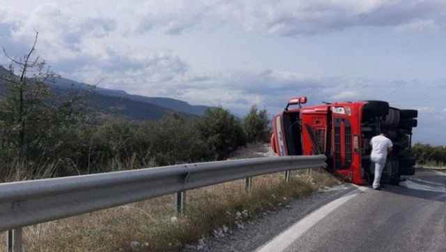 Ανατροπή νταλίκας στο Δομοκό (ΒΙΝΤΕΟ) - 15minutes