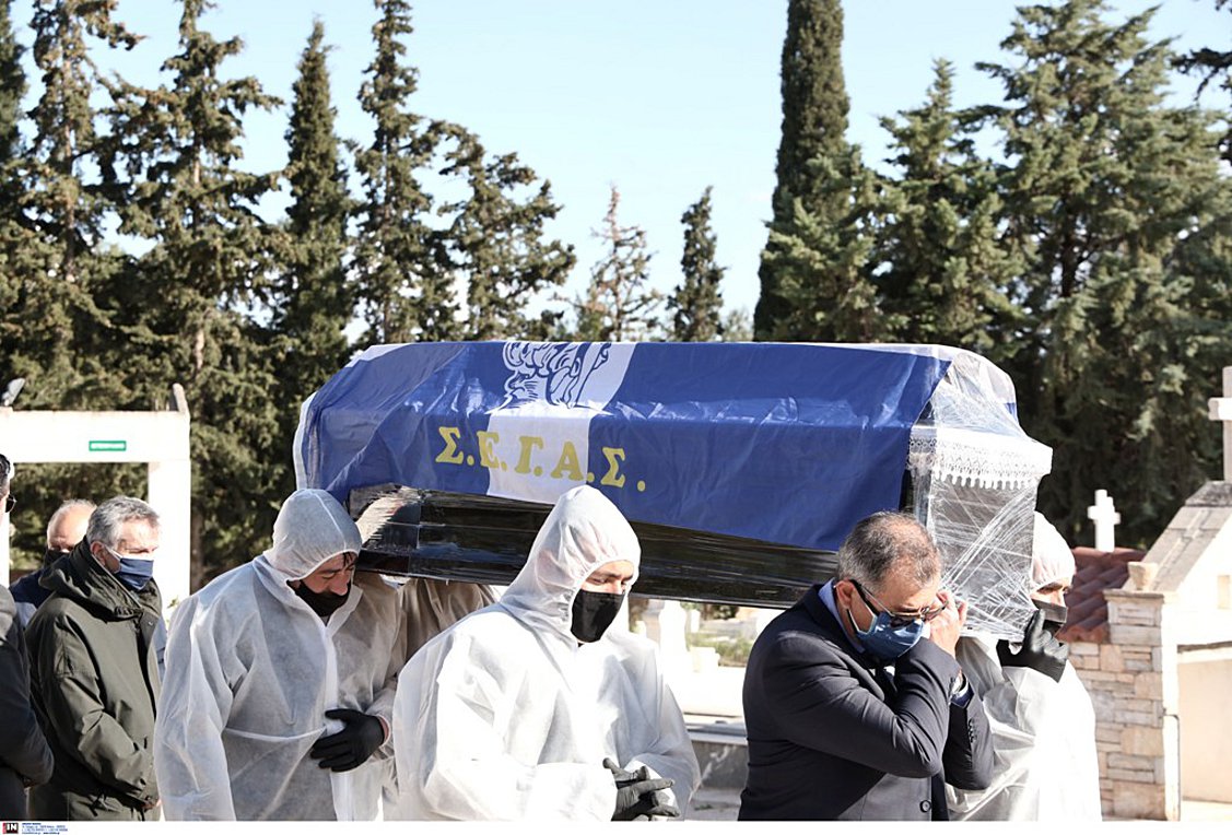 Το τελευταίο αντίο στον Β. Σεβαστή - Σκεπασμένος με τη σημαία του ΣΕΓΑΣ ...