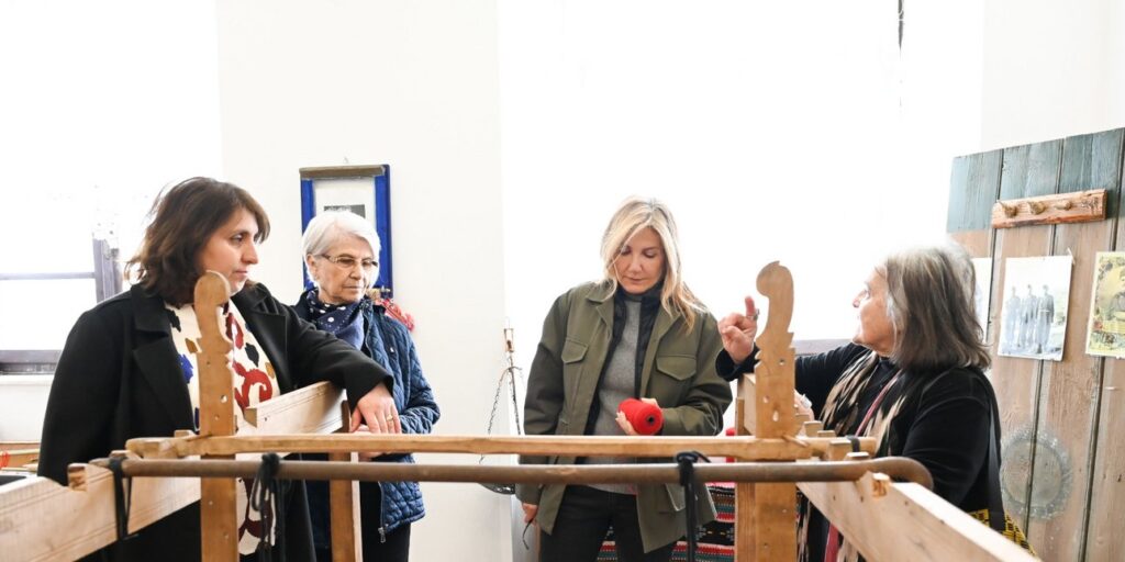 Μαρέβα Μητσοτάκη: Η Γυναίκα στην Ελλάδα θεματοφύλακας της παράδοσης και ...